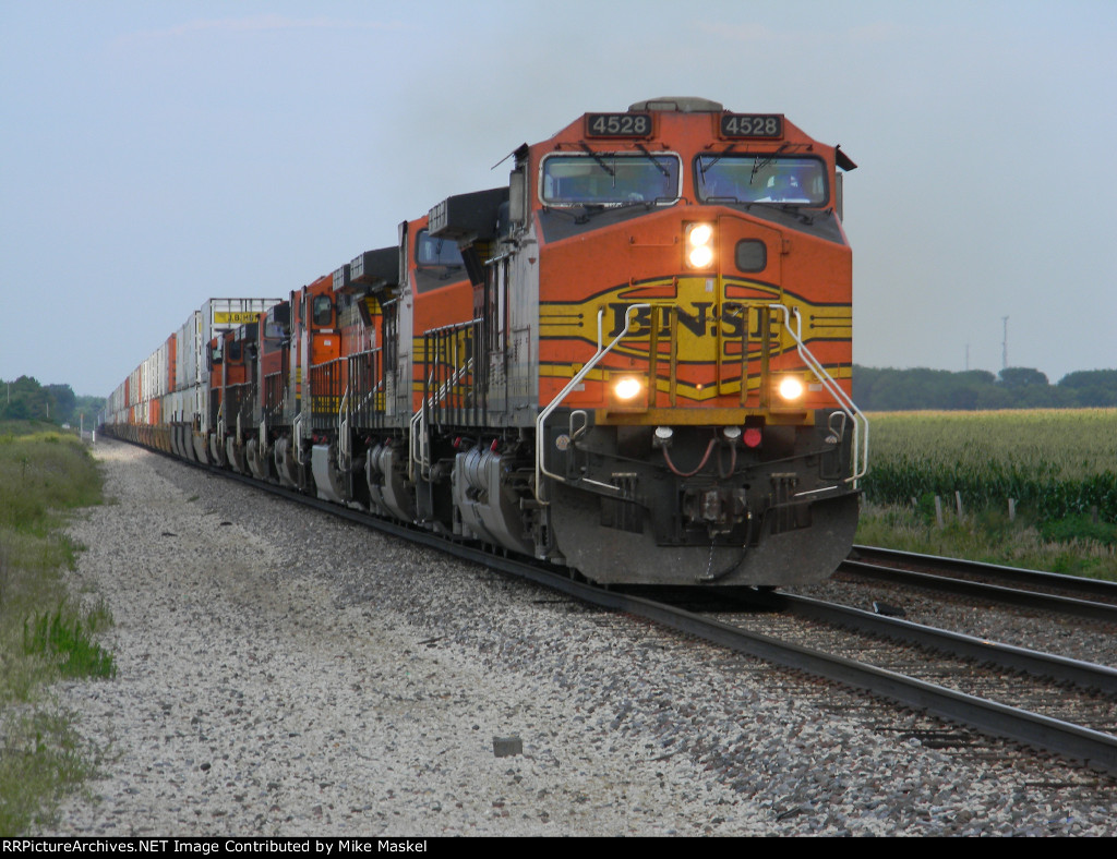 BNSF 4528